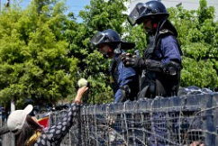 Guns and Roses: Protesters Offer Flowers to Cops on Duty ...
